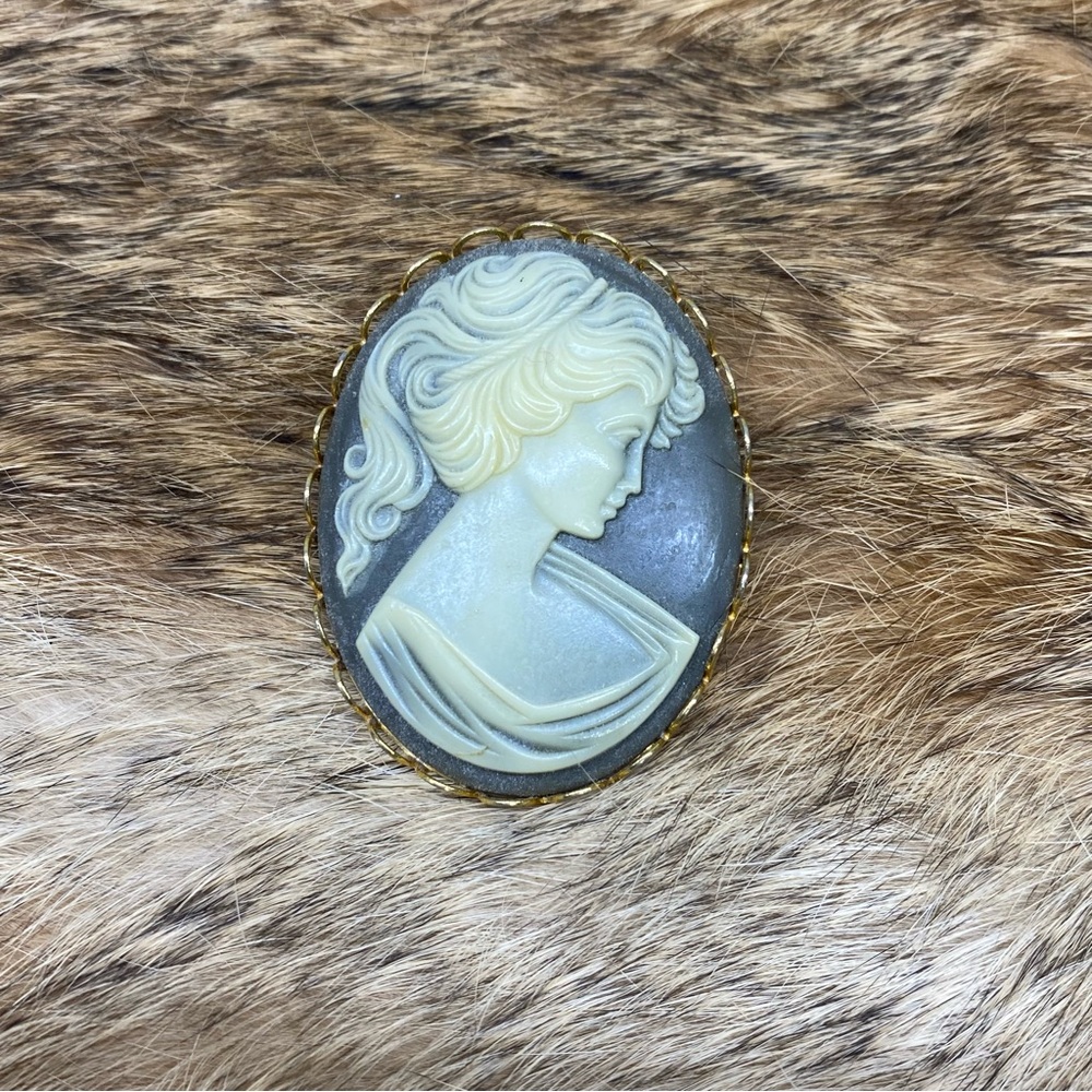 Vintage Cameo Victorian Lady Gold Tone Metal Lace Cut… - Gem